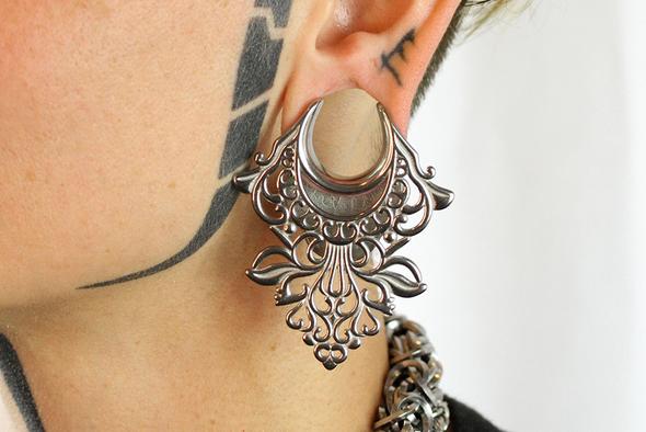 What are Ear Saddles? – Two Feather Plugs