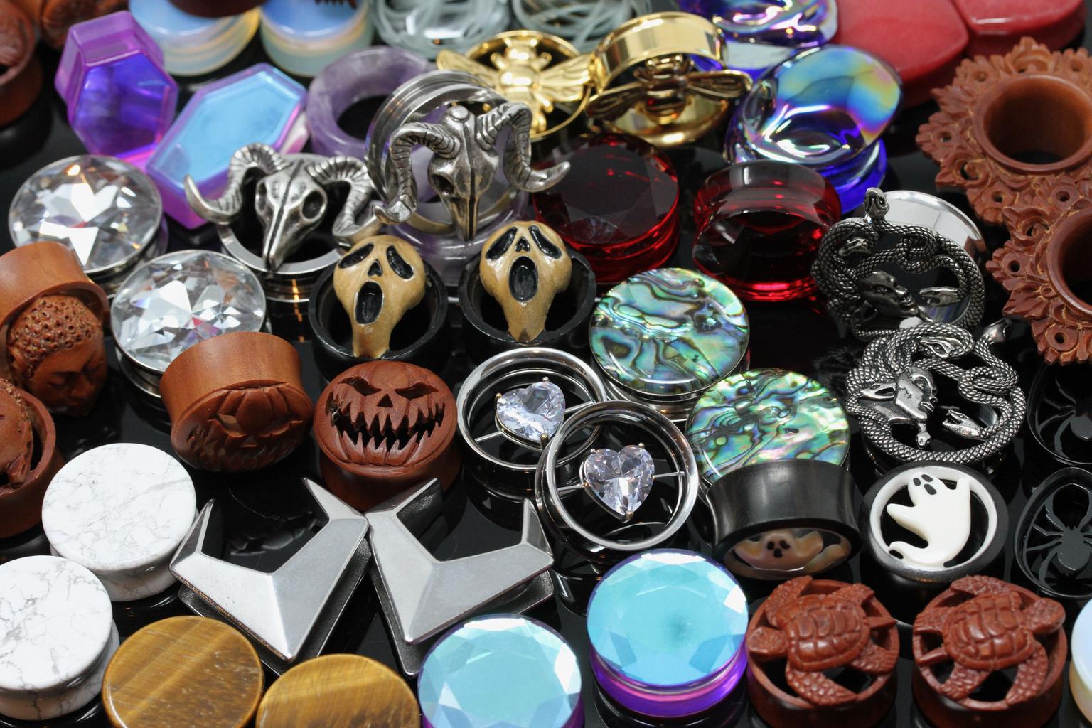 The proper material to stretch your ears – Two Feather Plugs