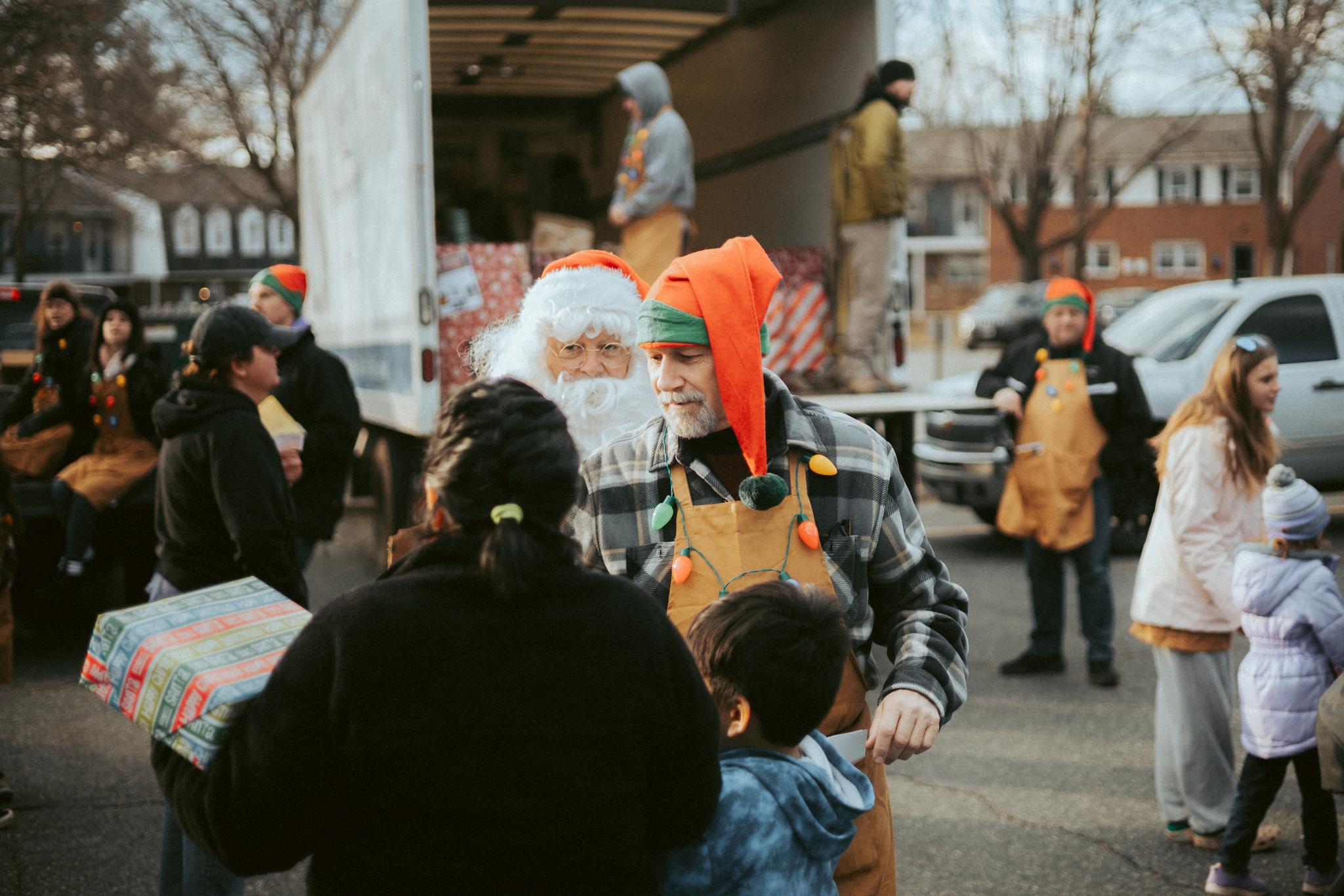 Benefits + Ideas of Volunteering with your Kids as a Family