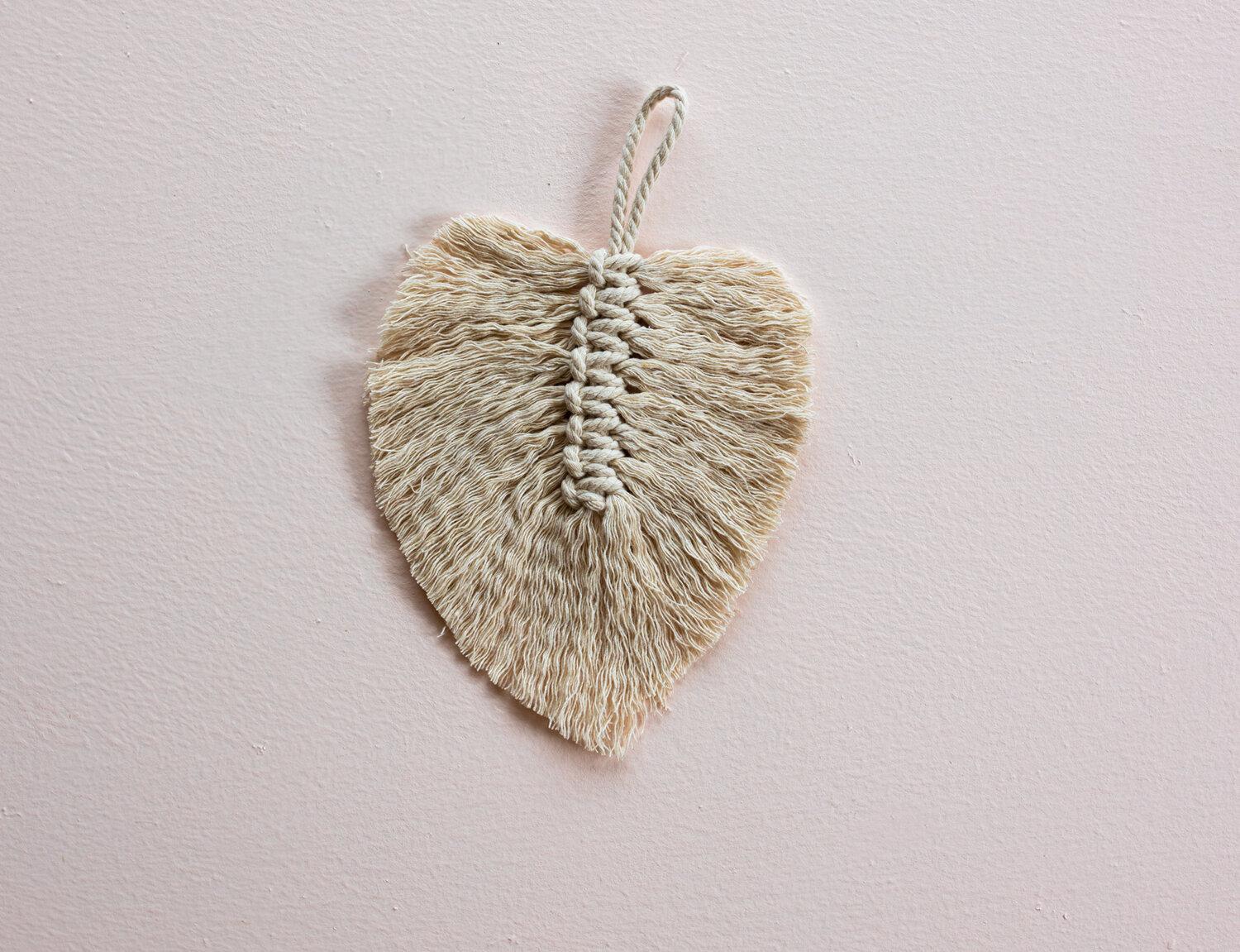 Make these DIY Macrame Autumn Leaves – Clever Poppy