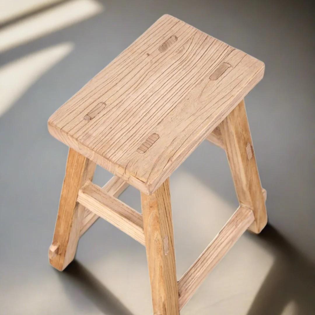 Discover the rest of the rustic stool collection, click here.